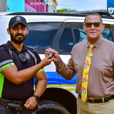 Handing over keys of patrol cars to the districts | Government of Aruba