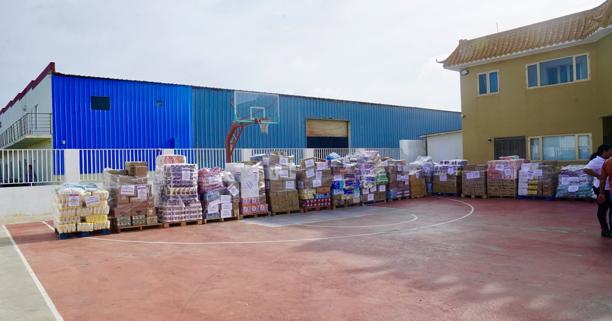 Chinese gemeenschap op Aruba verzamelt in drie dagen 42 pallets met ...