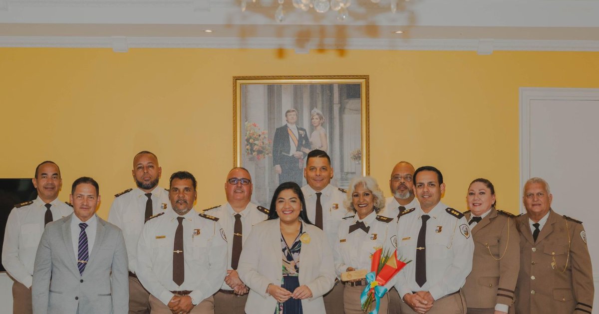 16 customs officers celebrate 25 years of service | Government of Aruba