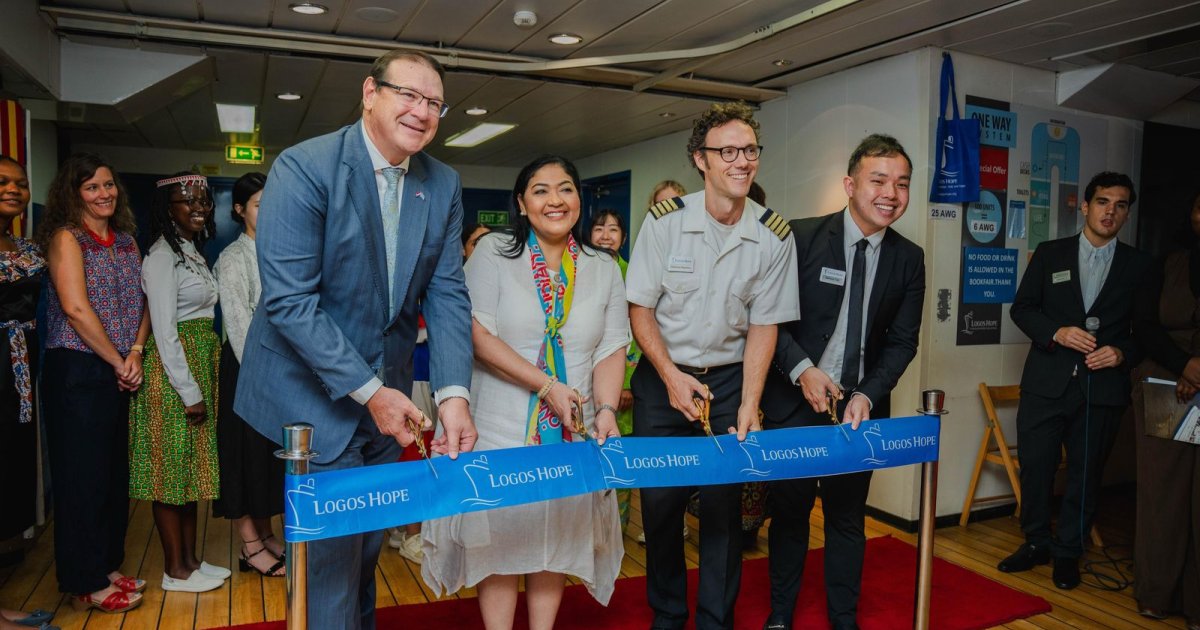 Governor welcomes the ship "Logos Hope" and opens the floating book ...