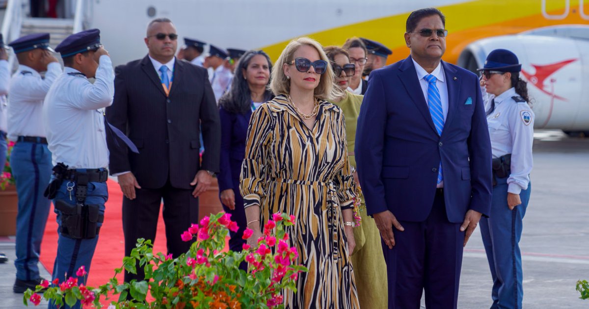 President Chan Santokhi en First Lady komen aan op Aruba. | Overheid ...