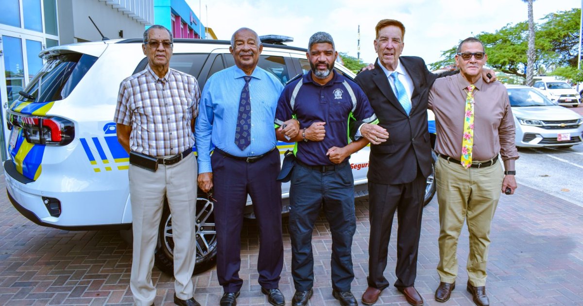 Handing over keys of patrol cars to the districts | Government of Aruba