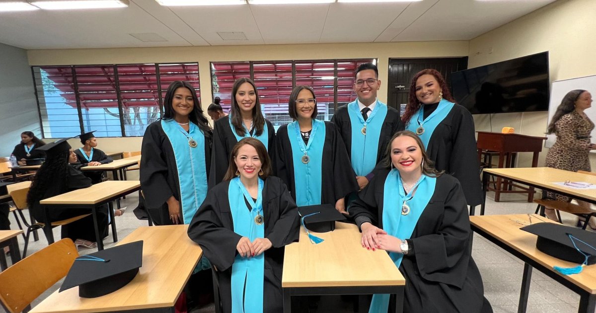 Graduacion di 13 docente di Aruba na Universidad di Curaçao | Gobierno ...