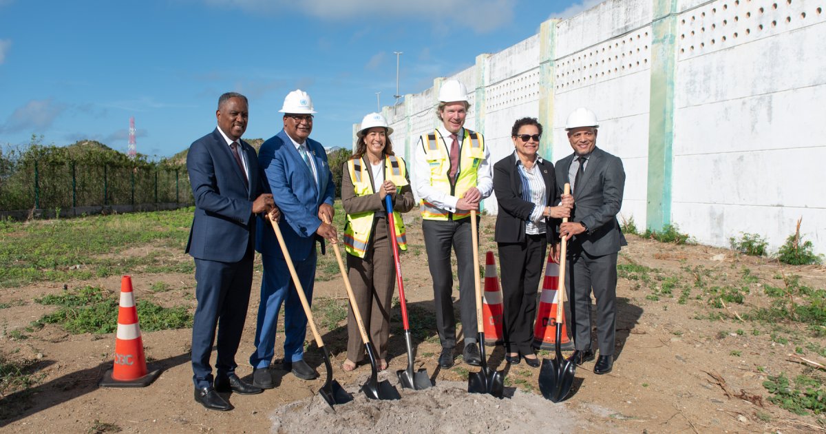 Eerste steenlegging gevangenis Pointe Blanche op Sint Maarten ...