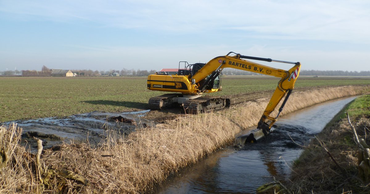 Baggeren van beken en kreken in Steenbergen, Halsteren en Breda | Waterschap Brabantse Delta