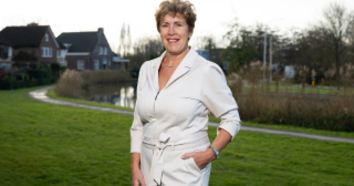 Fenna Noordermeer officieel beëdigd als burgemeester van Midden ...