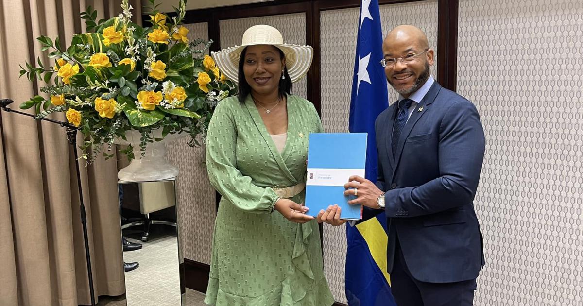 Parlamento di Kòrsou durante un reunion públiko solèm a hasi apertura ...