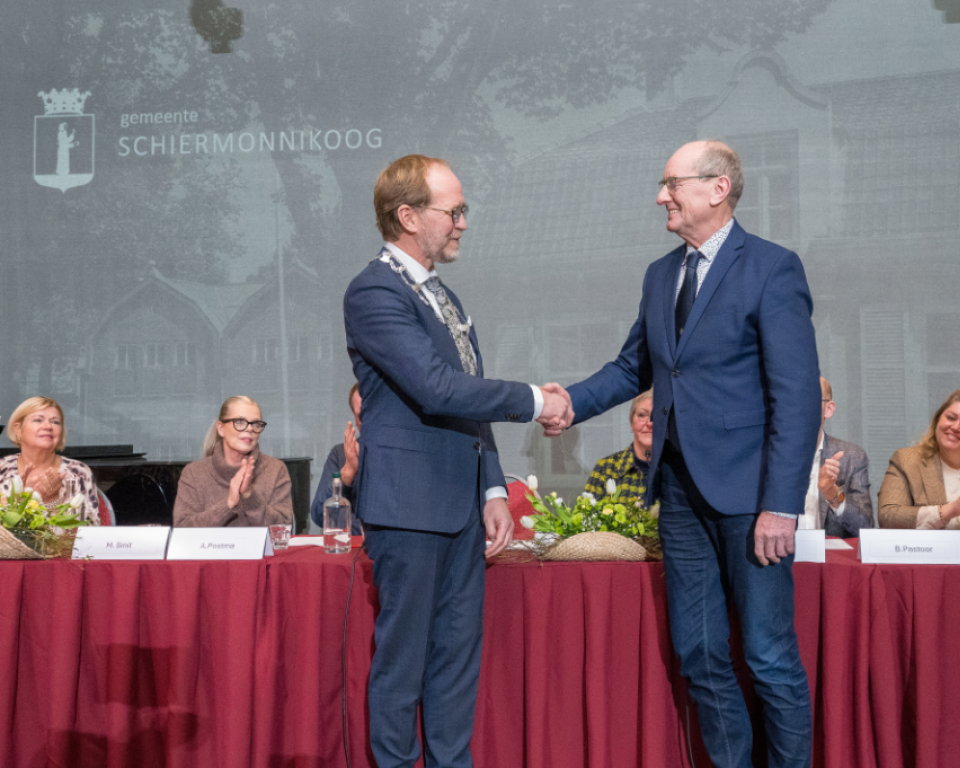 Hendri Meendering officieel geïnstalleerd als burgemeester van ...