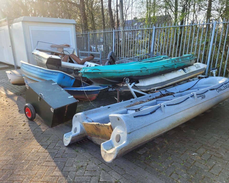 Foto van weggesleepte boten op de gemeentewerf
