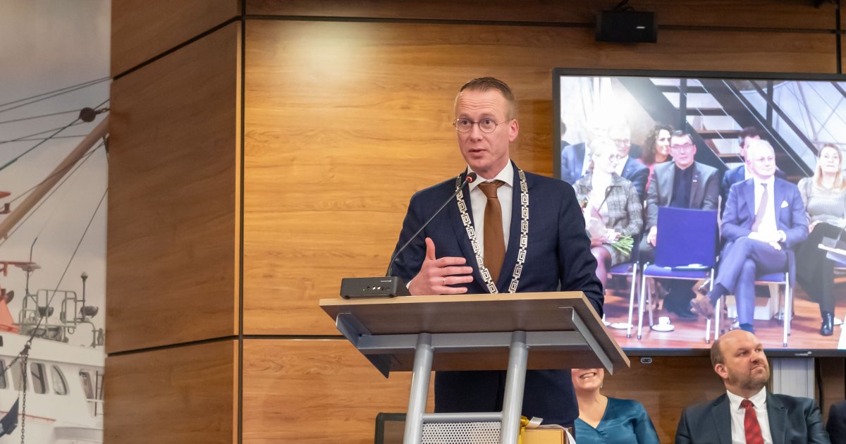 Mooi en waardig afscheid van burgemeester Cees van den Bos | Gemeente Urk