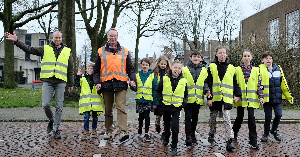 Leerlingen openen voetgangersoversteek bij basisschool Gevers Deynoot ...
