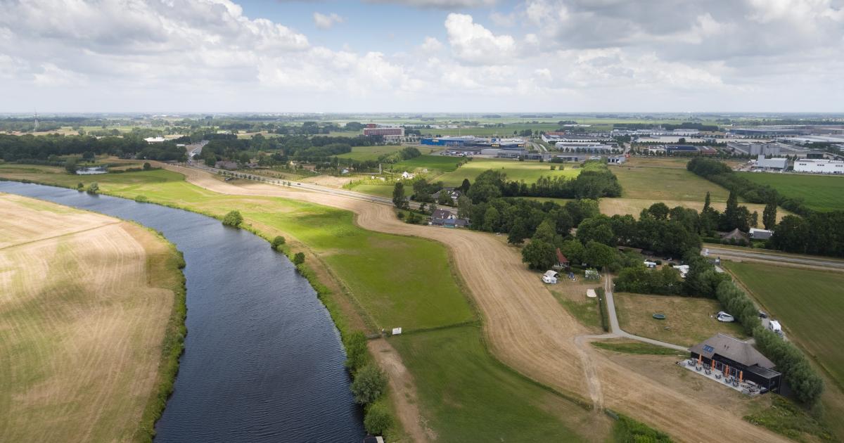 Verkleurde dijken winterklaar maken na inspecties | Waterschap Drents ...